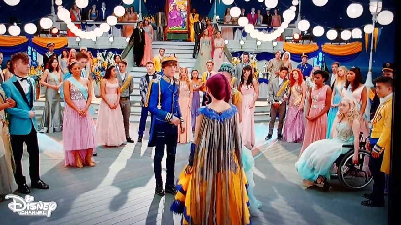 Descendants 2 - Mal and Ben kiss scene - YouTube