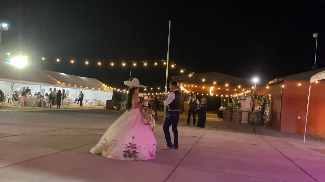 LOS NOVIOS BAILANDO EL MANDILON / BANDA ESTRELLA DE ORO - YouTube