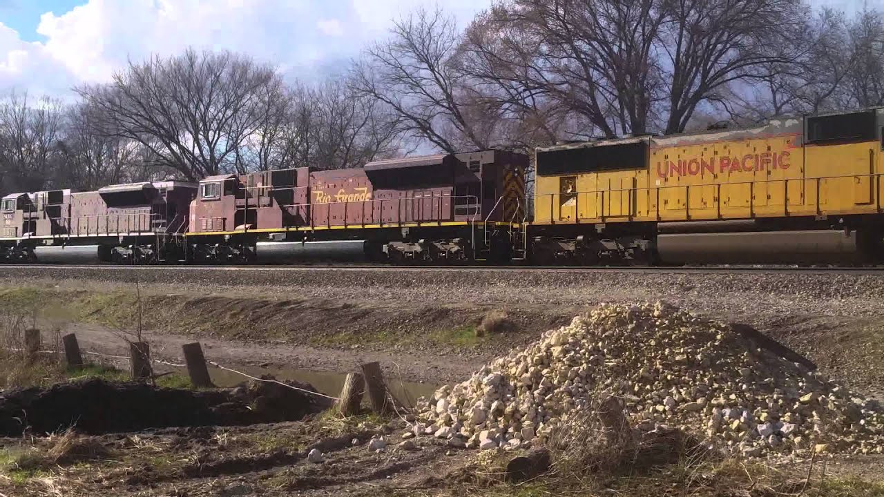 UP 6861 Featuring SLRG 116 108 111 Eastbound Through Otis, IA - YouTube