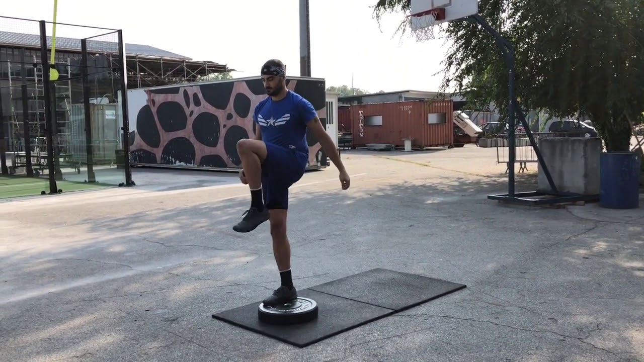 Drop Lunge to Knee Lift - YouTube