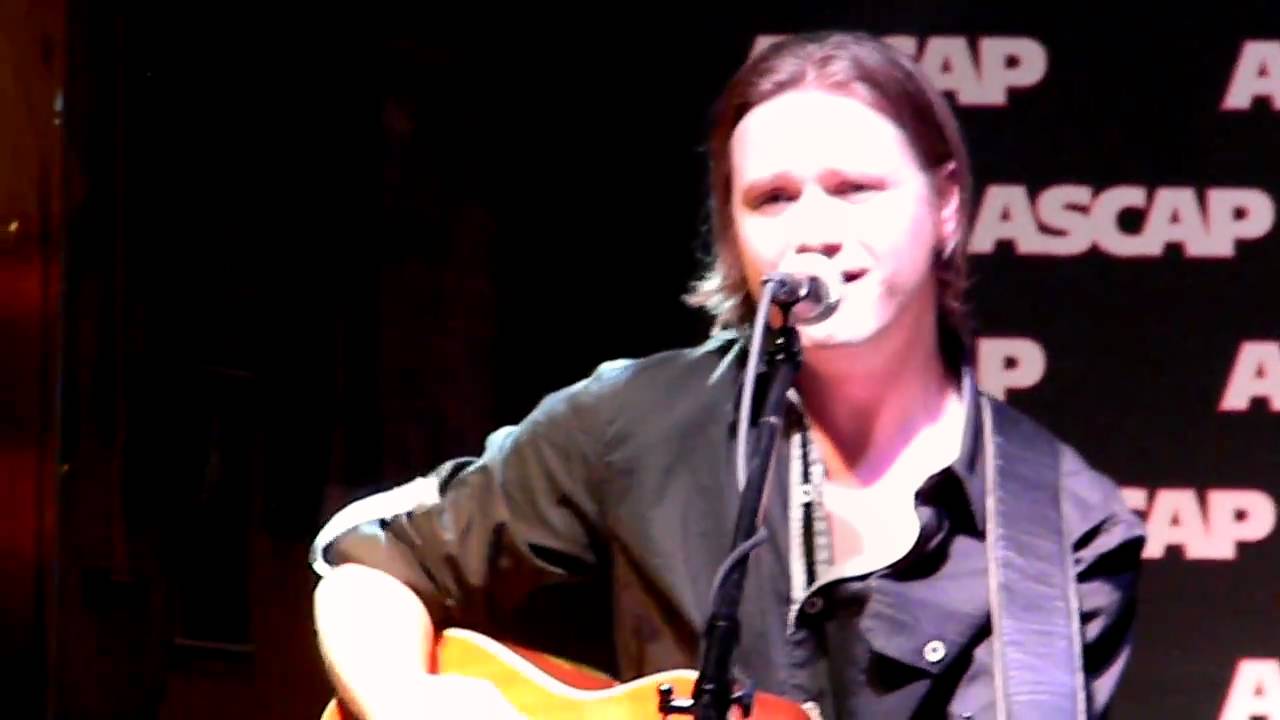 Josh Kear singing "Need You Now" at Tin Pan South 2011 - YouTube