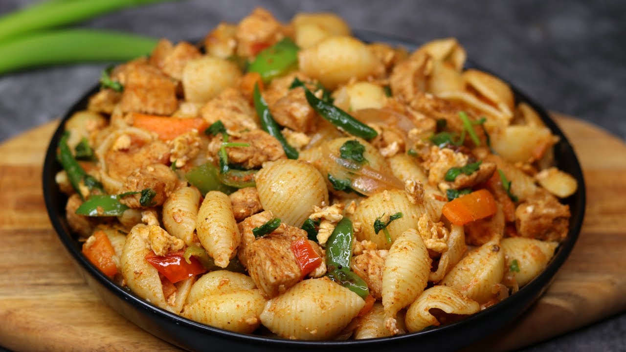 দেশি স্টাইলে স্পাইসি চিকেন এগ মাসালা পাস্তা রেসিপি ॥ Pasta Recipe ...