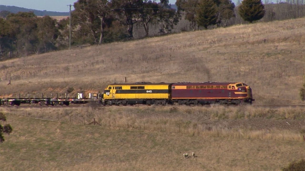 Australian streamliner diesel locomotives 4204 & GM10 - Bathurst to ...
