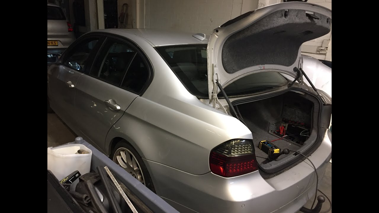 Accu VERVANGEN inleren e90 e91 / Battery Removal BMW E90 E91 - YouTube