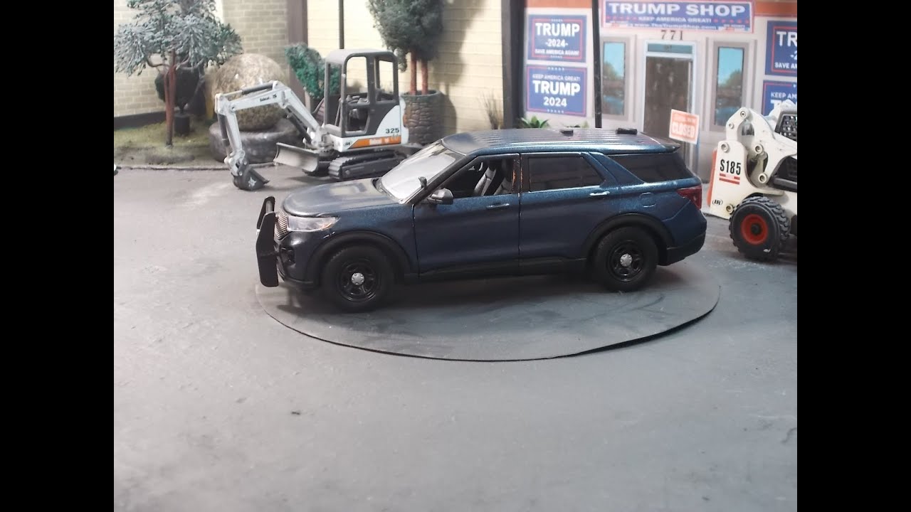Unmarked Police 1/24 scale 2022 blue Ford Explorer with lights. - YouTube
