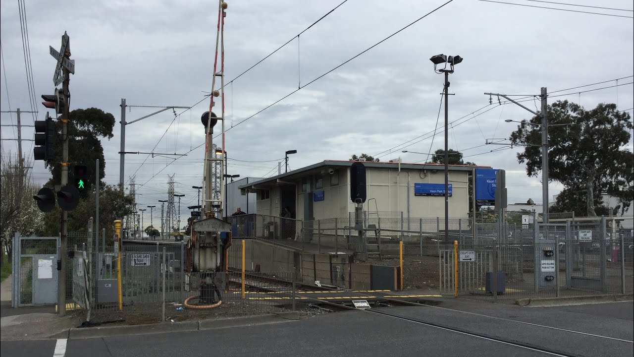 Keon Parade Railway Crossing, Keon Park - YouTube