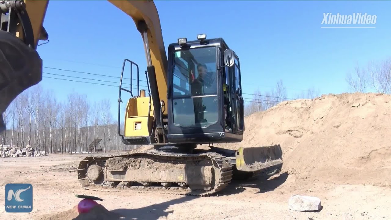 Chinese construction worker shows off remarkable excavator tricks - YouTube