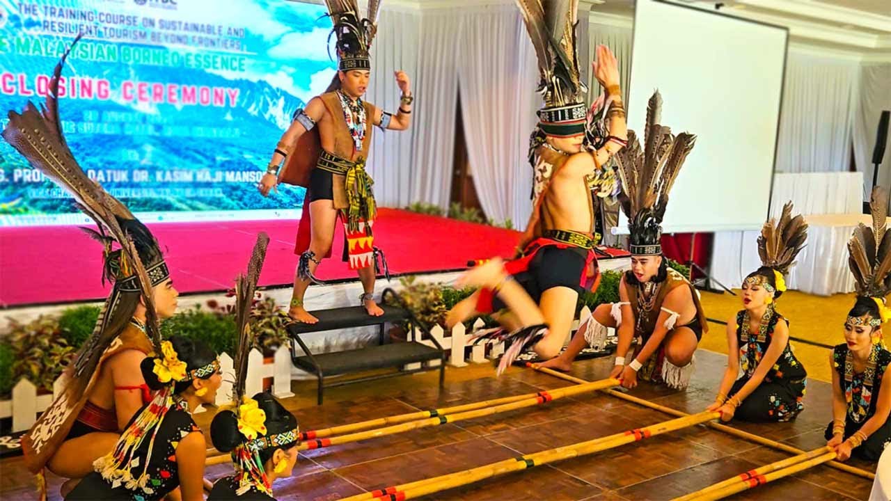 Magunatip Bamboo Dance of Murut (blindfolded) - YouTube