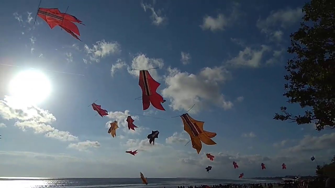 Festival Layang-layang Pantai Kuta Bali - YouTube