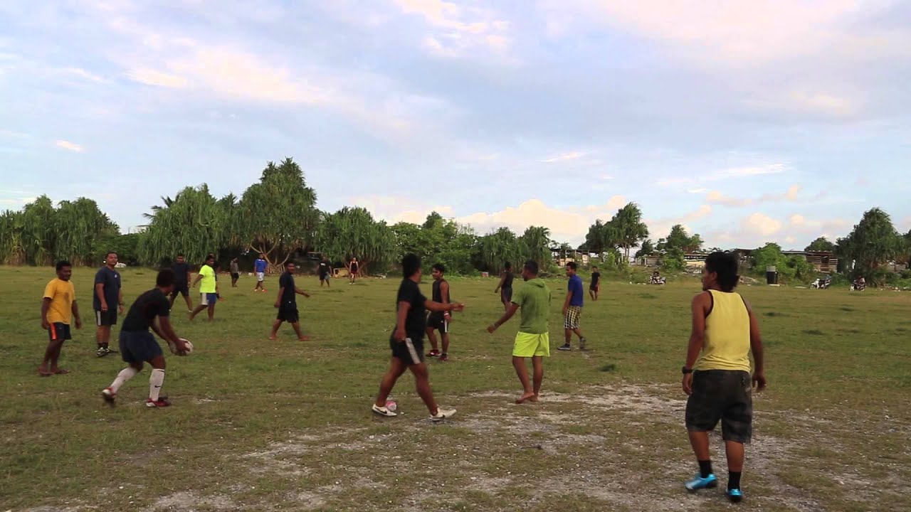 Tuvalu Funafuti Entraînement de rugby sur la piste de l'aéroport ...