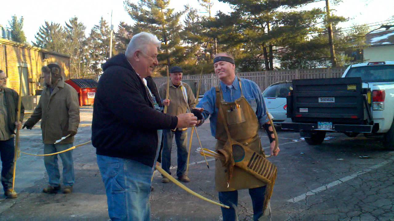 Darrell shooting his brand new bow with Master Bowyer Tom Turgeon.3gp ...