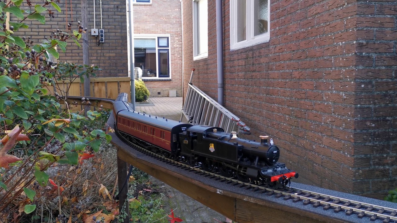 O gauge in the garden, GWR 41xx with a 4 coach B set. - YouTube