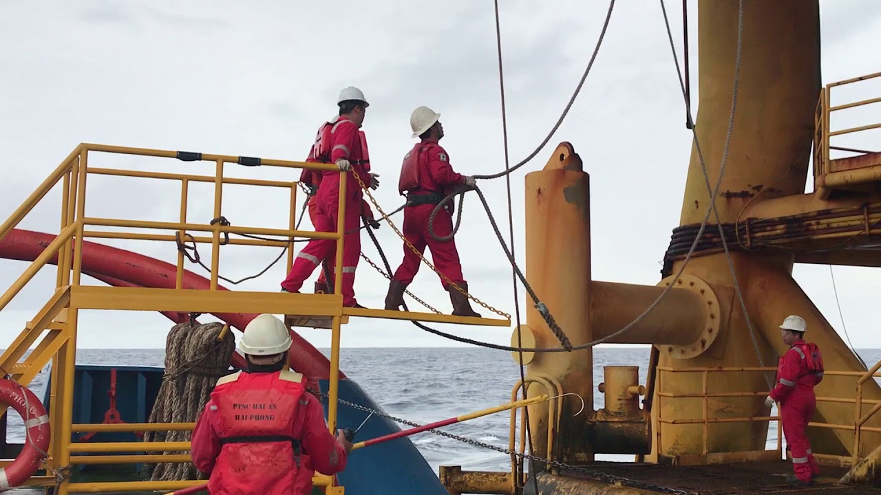 Swing rope operation MT1 wellhead platform - YouTube