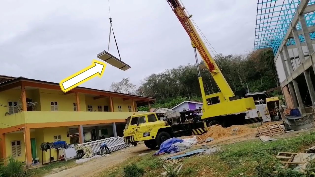 PASANG ATAP RUMAH DI ANGKAT CRANE- KERJA BUAT RUMAH DI MALAYSIA - YouTube