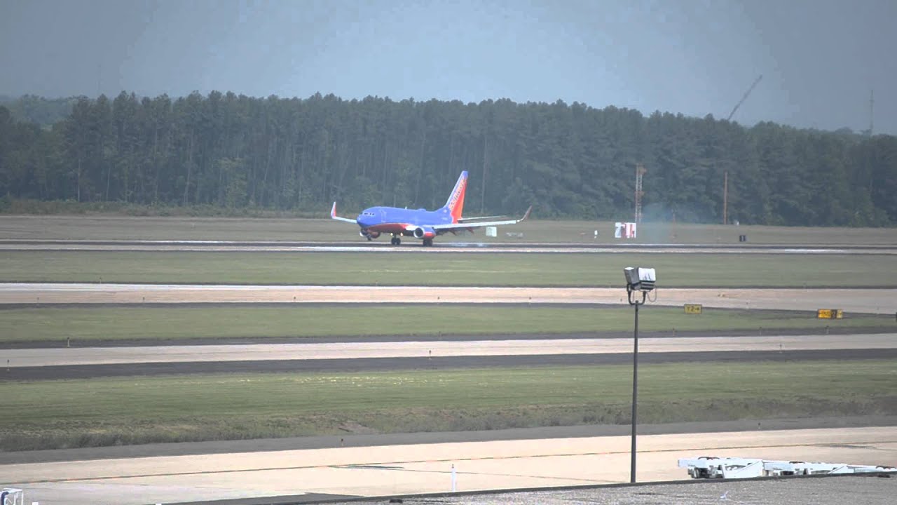 South West airlines Boeing 737-700 (Winglets) Landing runway 19C - YouTube