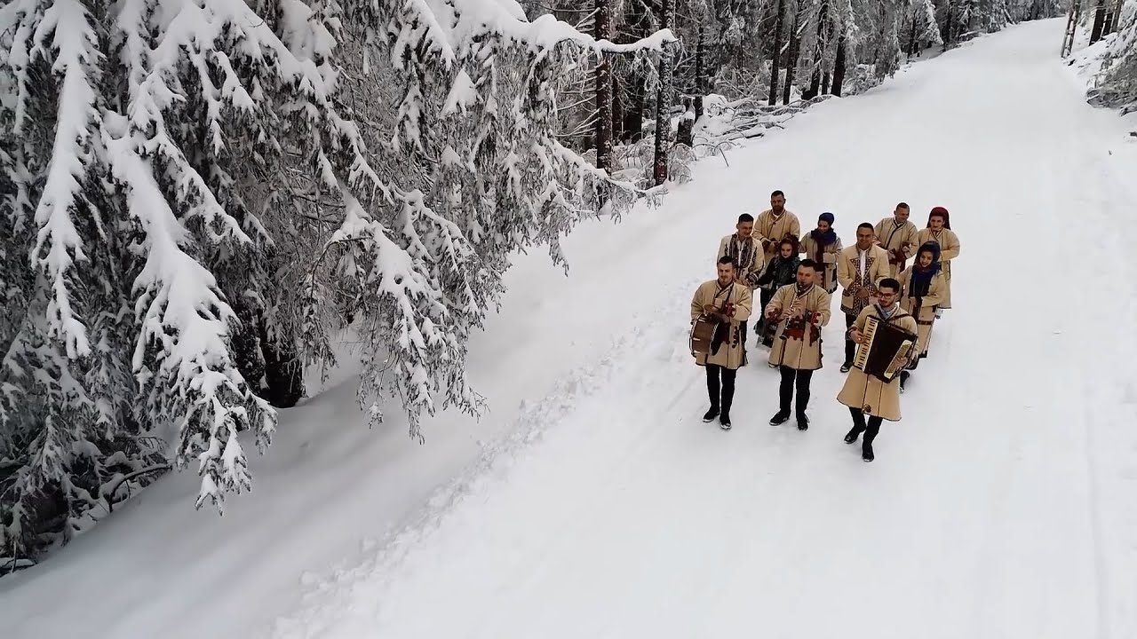 In culcusul cel din paie Prunc Sfant pe Pamant venea - Colindatorii ...