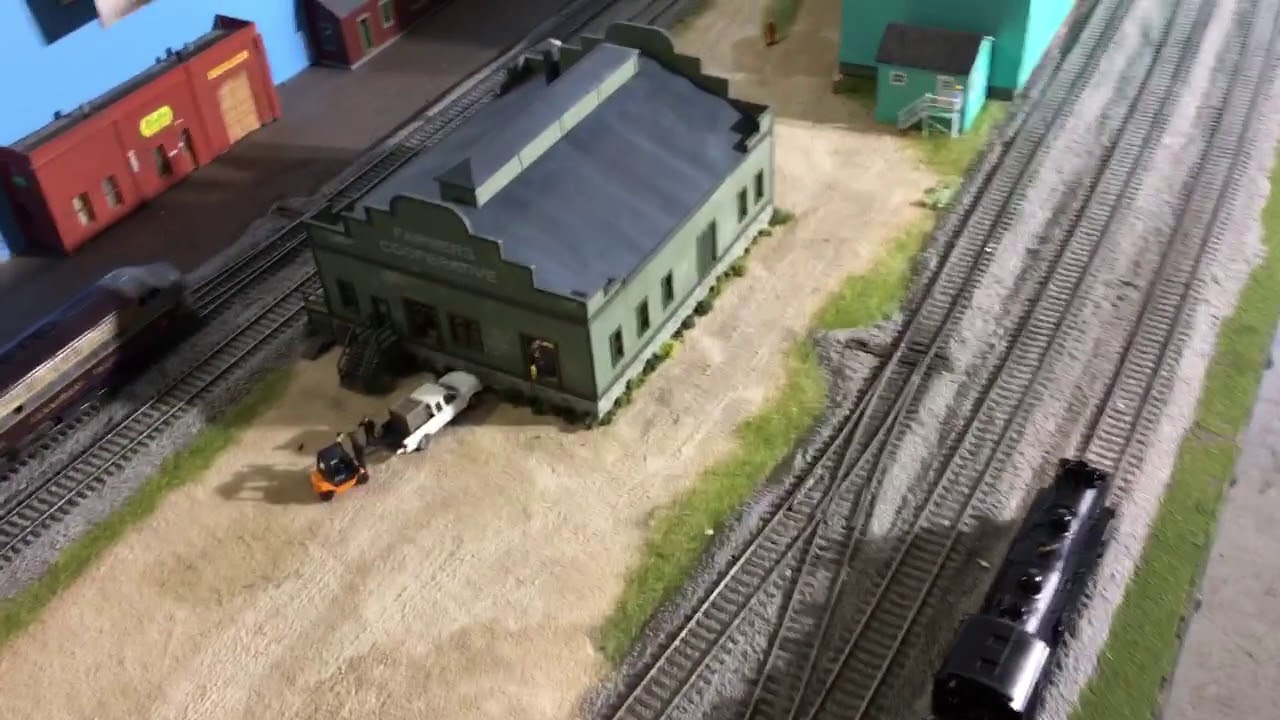 Trains racing at Calgary Model Trainman’s Club - YouTube