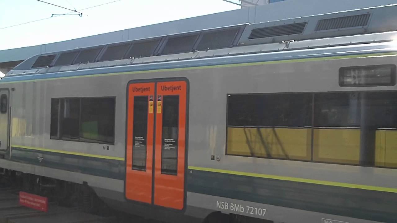 NSB local train BM72 arrives og departs Lysaker station towards Skøyen ...