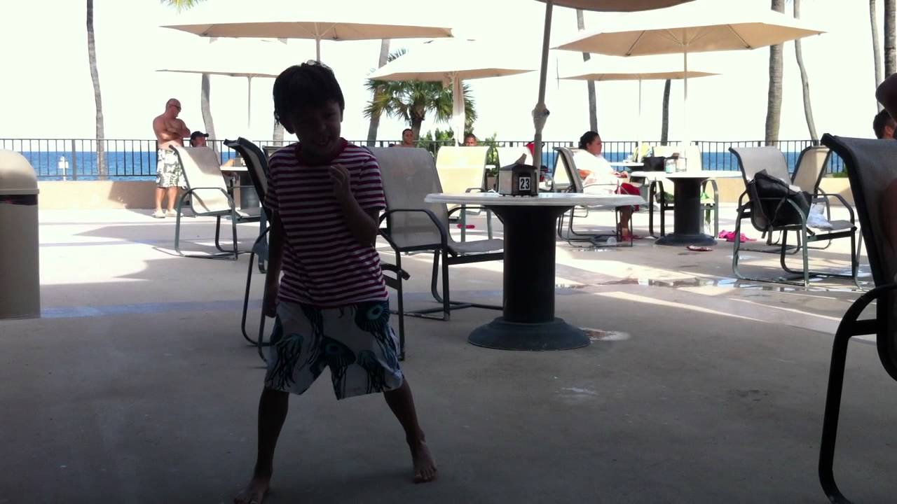 Kid dancing to Michael Jackson - Billie Jean - YouTube