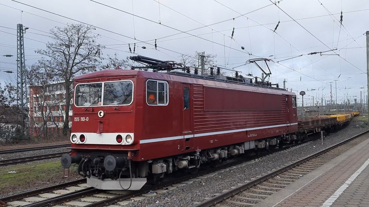 BR 155 110-0 mit Rungenwagen ( Schotterzug ) - YouTube
