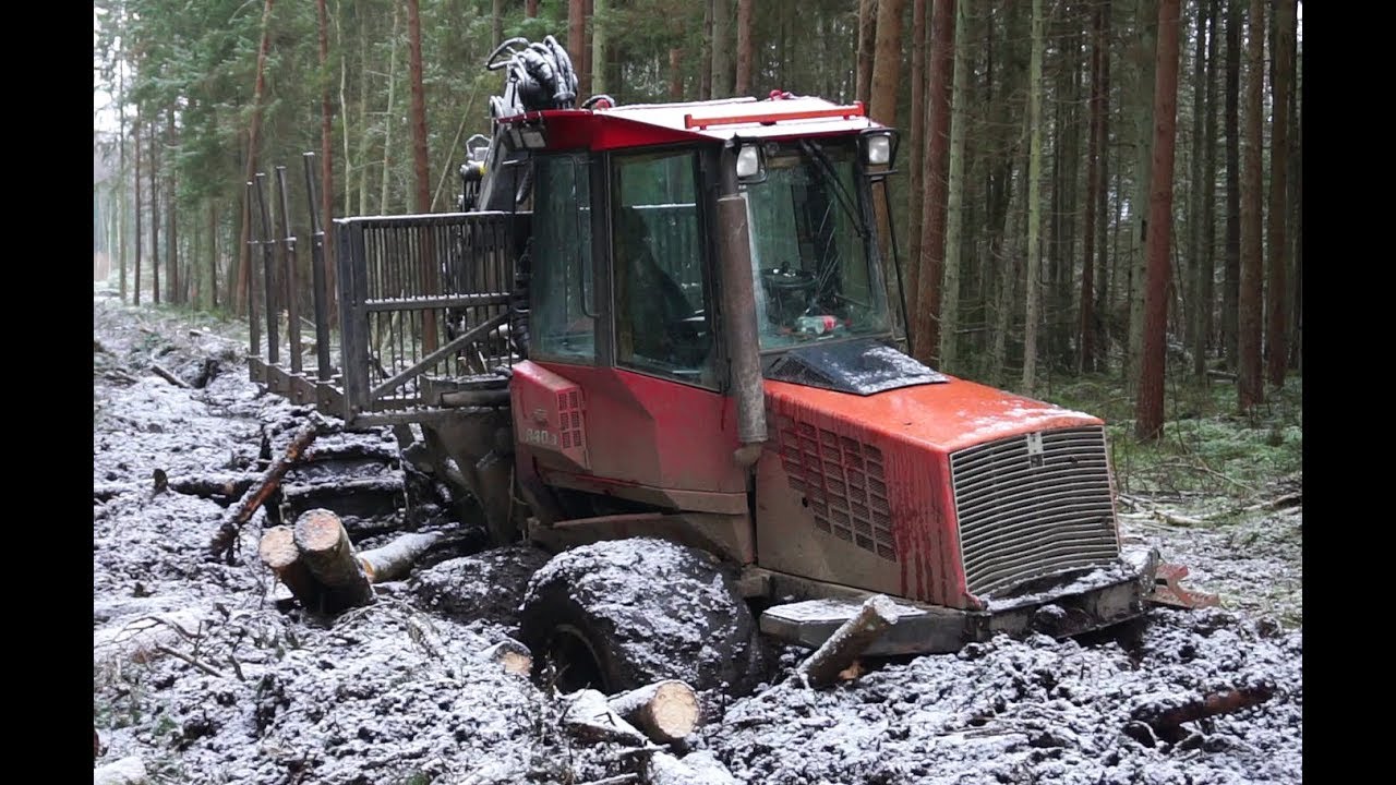 Valmet 840.3 stuck in mud, saving with Logset 6F - YouTube