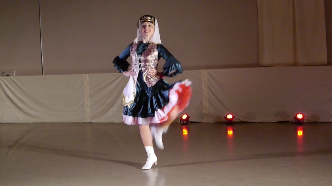 Tatar Folk Dance - YouTube