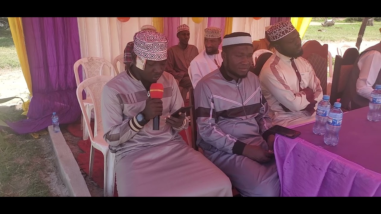 Qarii Abdul Azizi college... akisoma katika Halla ya vijana ya shule ya ...