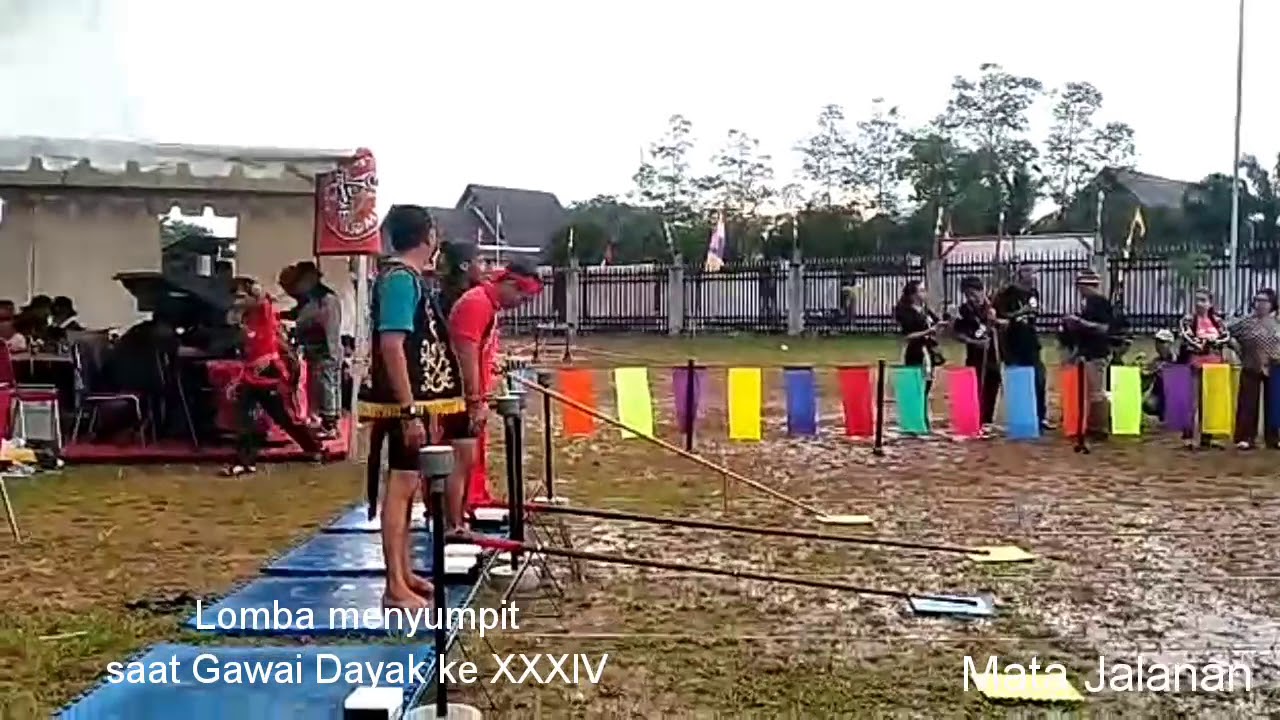 Lomba Sumpit Tradisi Warga Dayak (Gawai Dayak XXXIV) - YouTube