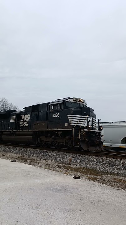 Extremely LOUD "K5LLA rolling thru town" SUPERB Norfolk Southern #1086 led NS #154 @rider22 ...
