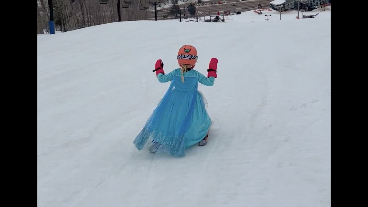4 year old Elsa skiing - YouTube