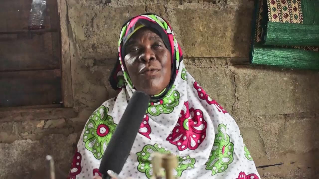 Mama aonesha majabu ya charahani. - YouTube