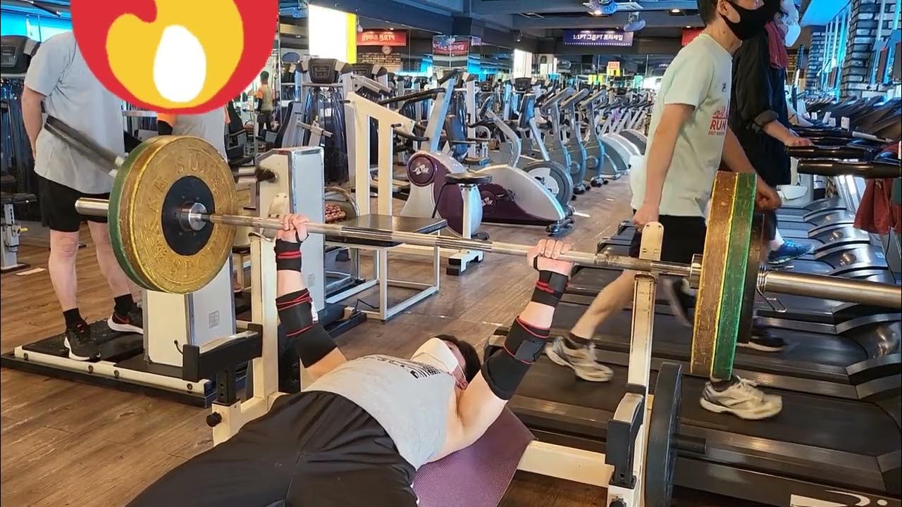 164cm 벤치프레스 90kg 1rm 안뚫려요.. - YouTube