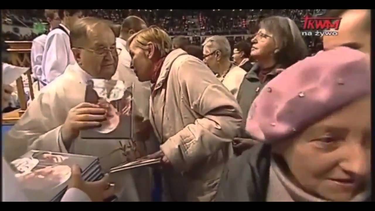 Rydzyk rozdaje ksiazki i przyjmuje pieniedze 2015 - YouTube