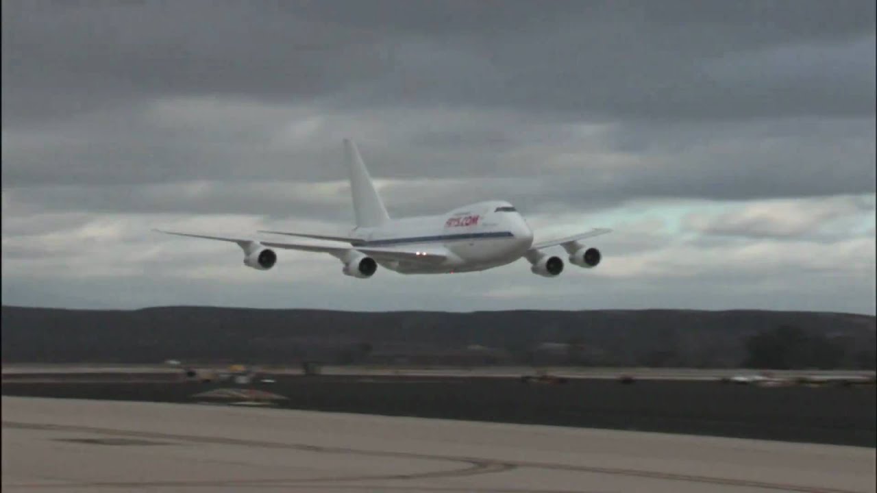 Frys 747 SP Low Flyover Aerobatic HD - YouTube