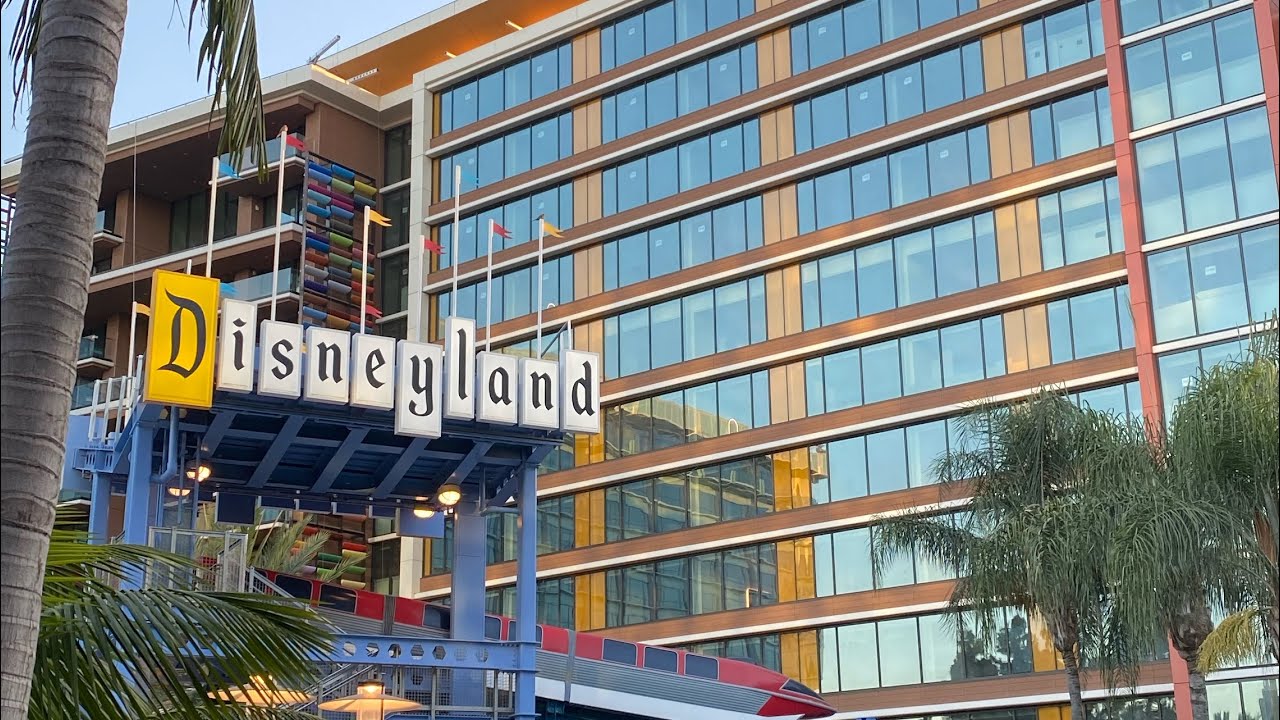 LIVE - Happy Friday at Disneyland Resort - YouTube