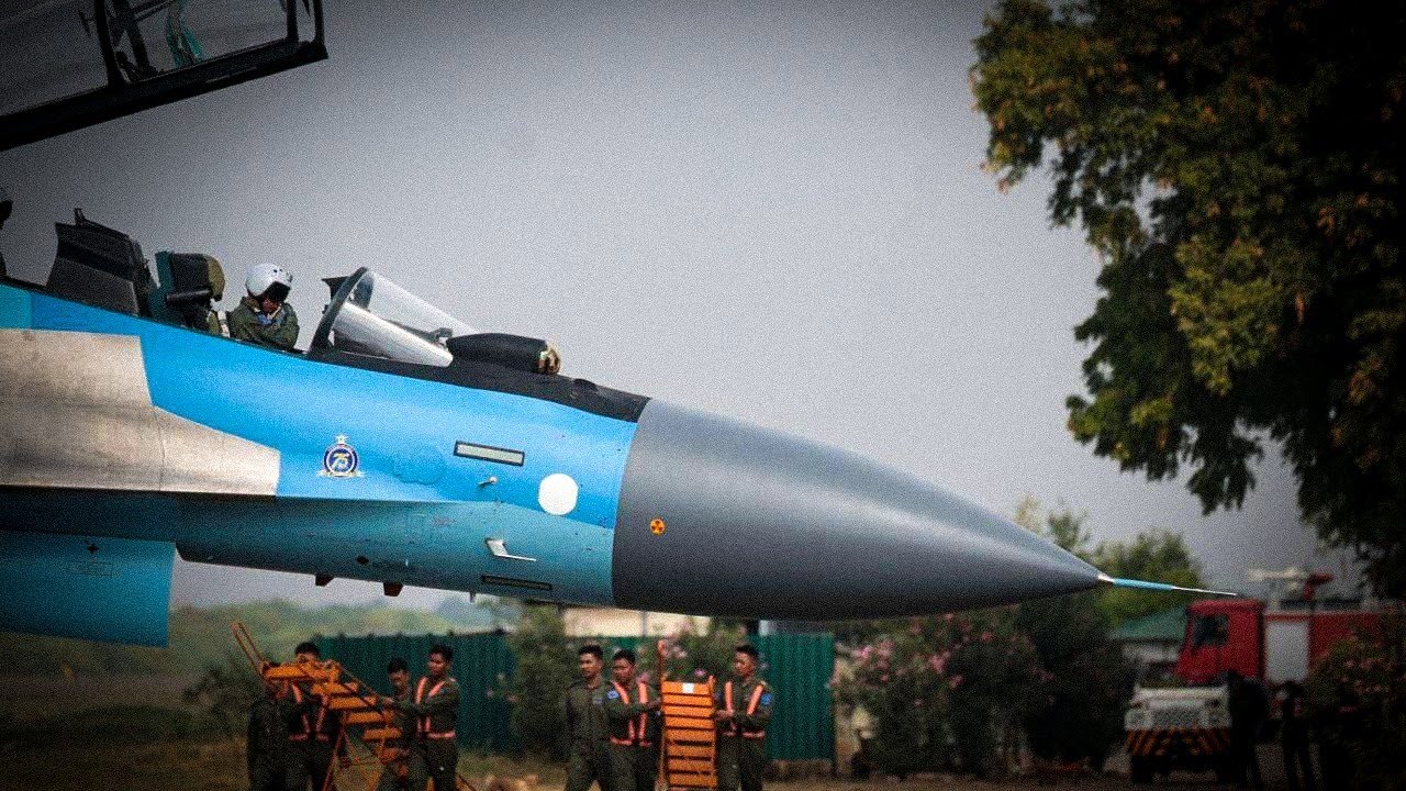 Myanmar Air Force Su-30SME Aerobatics display on 75th Diamond ...