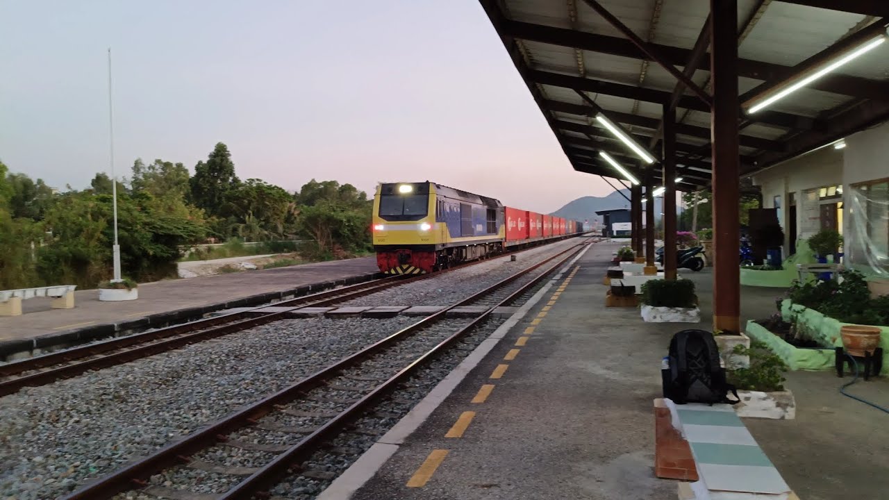 ขบวนรถสินค้ายางพาราที่559 D:CSR-5103 ผ่านสถานีบางพระ #รถไฟไทย #รถไฟสาย ...