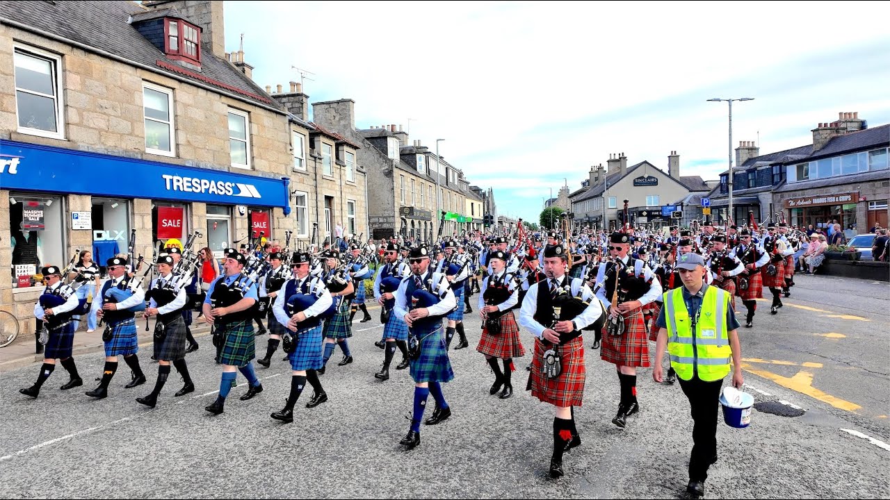 Drum Majors leads massed Pipe Bands march in Inverurie after 2025 ...