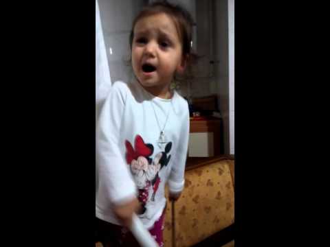 Sinirlenince aduket yapan minnak kız :)