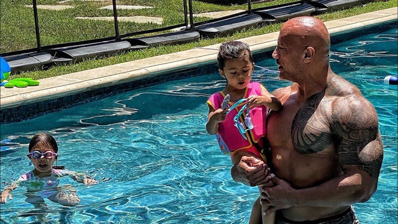 Dwayne Johnson utilizó sus músculos para jugar con su hija en la ...