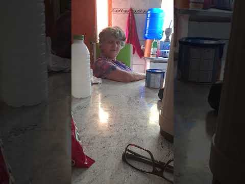 a velha se esfregando na cadeira kkk