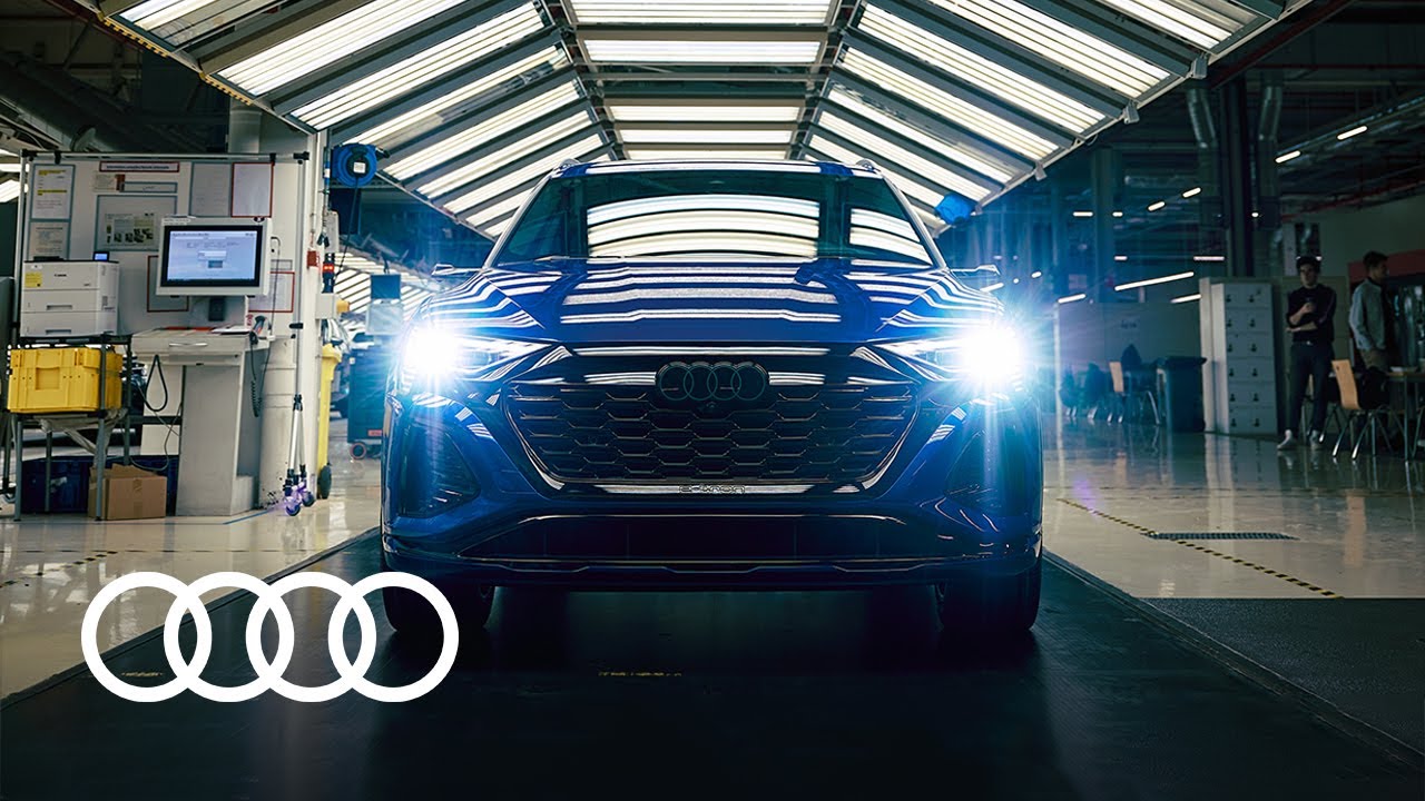 Digital Matrix LED headlights | Audi Q8 e-tron - YouTube