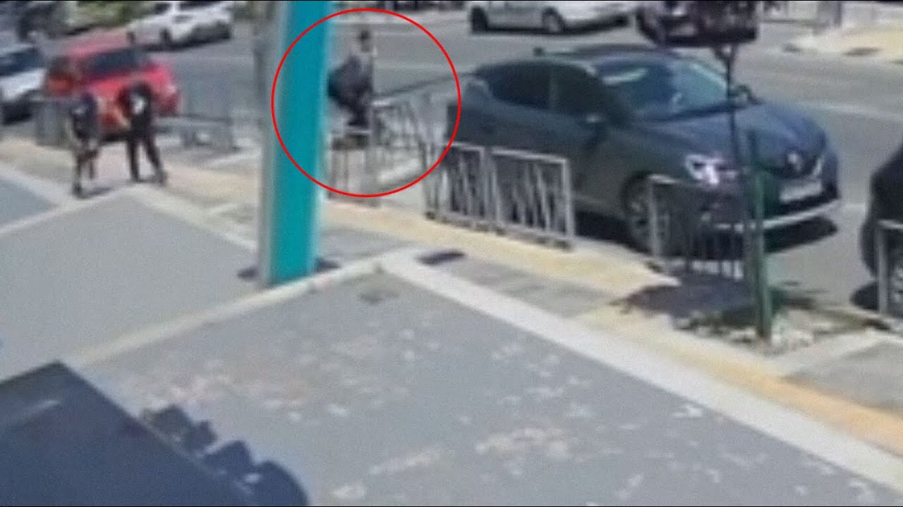Η στιγμή που το κόκκινο αυτοκίνητο χτυπάει τη μητέρα με το καρότσι στη ...