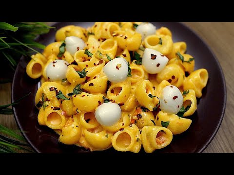 Schnelles Abendessen! Cremige Pasta mit Tomaten und Basilikum.