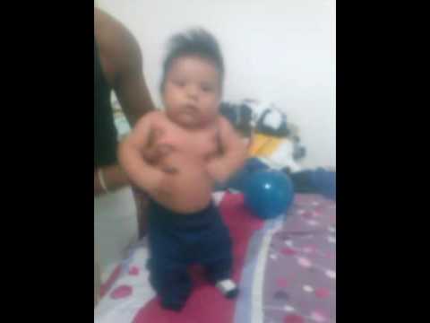 De Risa Hermoso bebe  bailando marroneo