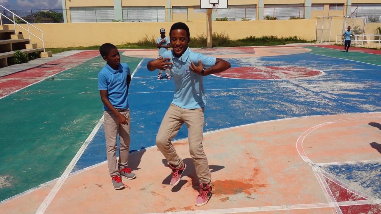 Bailando dembow en la escuela - YouTube