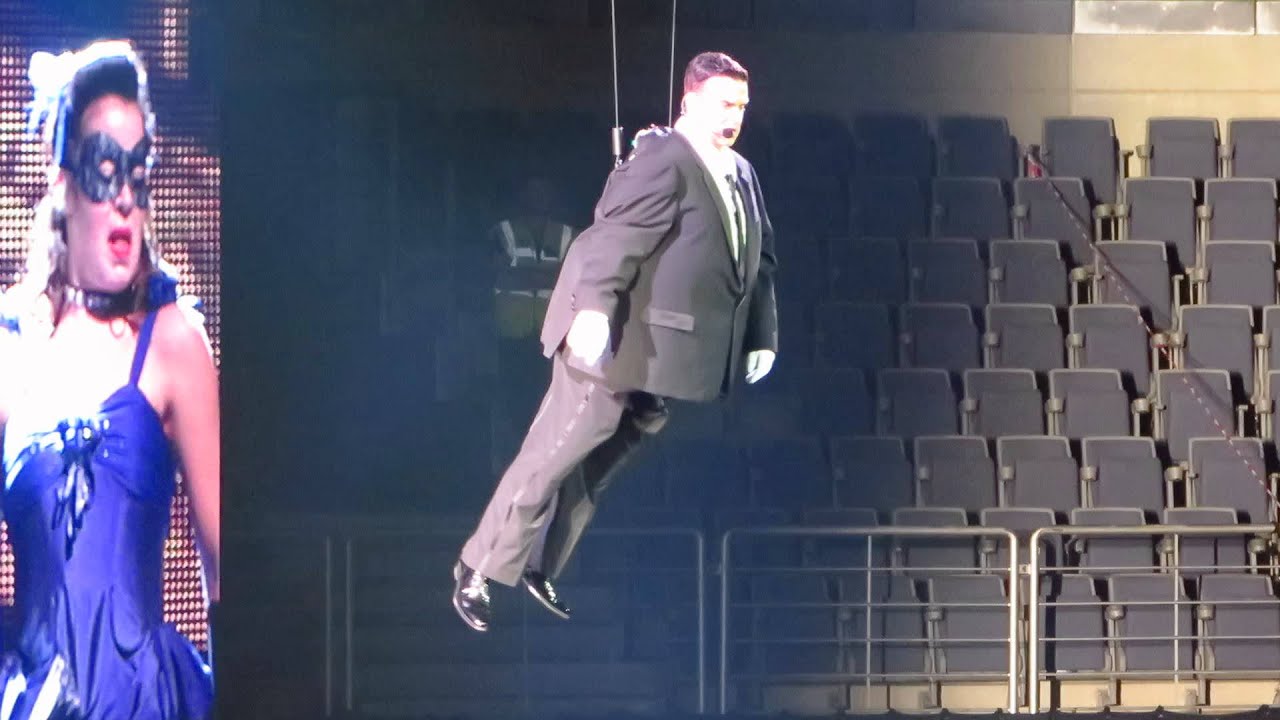 Robbie Williams No one loves a fat pop star SWINGS BOTH WAYS Tour 26.04 ...