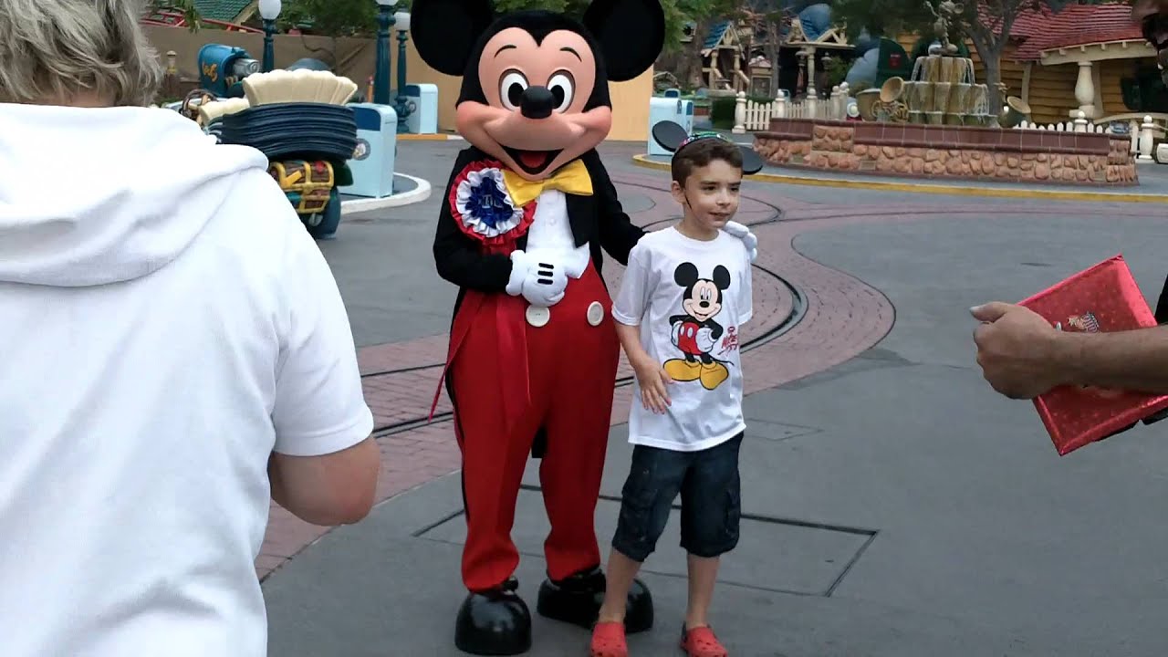 Dacien & Tristan Felice meet Mickey Mouse Mayor of Toontown - YouTube