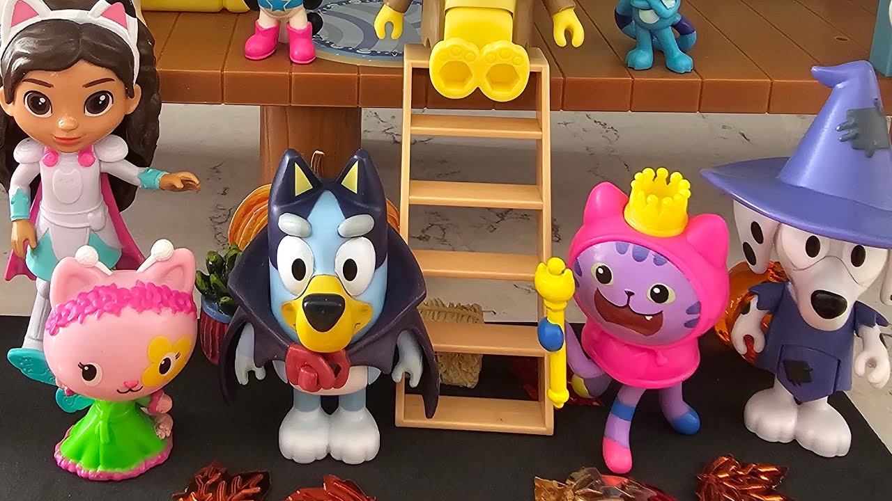 Bluey's Halloween Party with Gabby's Dollhouse Gabby Cats 🕷🎃 - YouTube