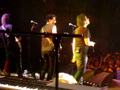 Elvis está vivo en Barcelona - Andrés Calamaro con Candy Caramelo - YouTube